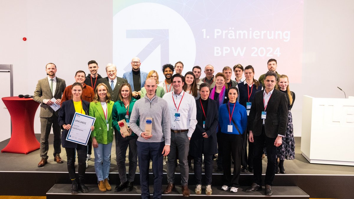 Die erste Prämierung des BPW 2024: Glückliche Preistragende vor vollen ...